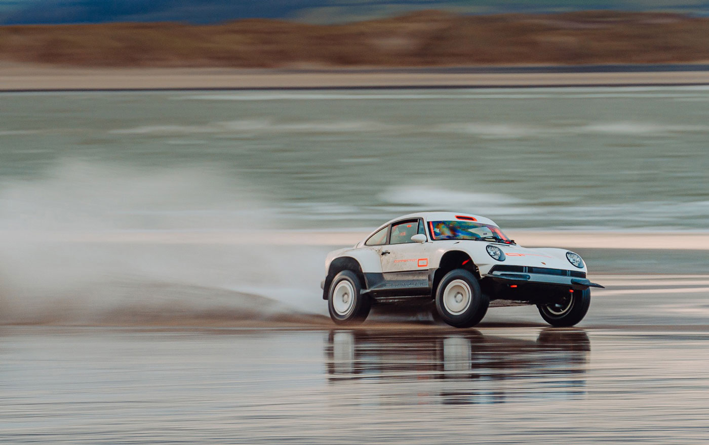 Video: Top Gear legt de ziel van de Singer ACS 'Offroad' Porsche 911 ...